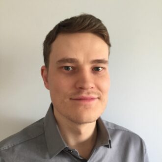 Tohtorinväitös orgaanisten aurinkokennojen hyötysuhteen parantamisesta ...